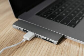 DisplayPort to VGA Adapter not working / no signal [Fixed]